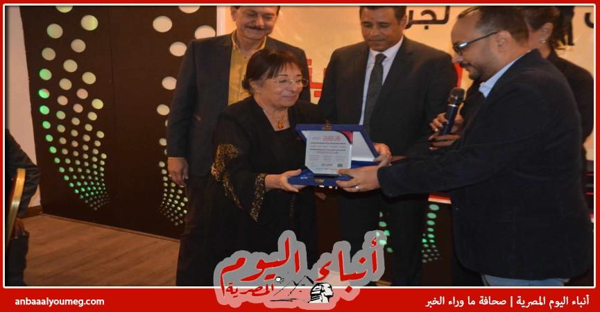 تكريم الفنانة القديرة سميرة عبد العزيز فى حفل أنباء اليوم المصرية ...
